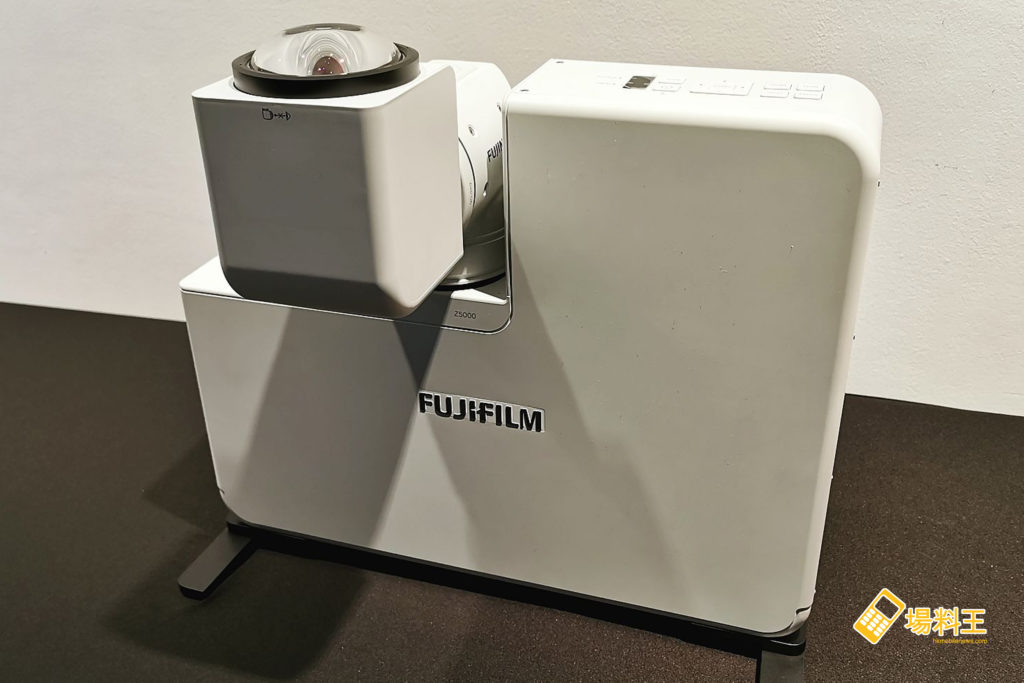 Fujifilm FP-Z5000：全球首創「折曲型雙軸旋轉鏡頭」投影機 - 場料王